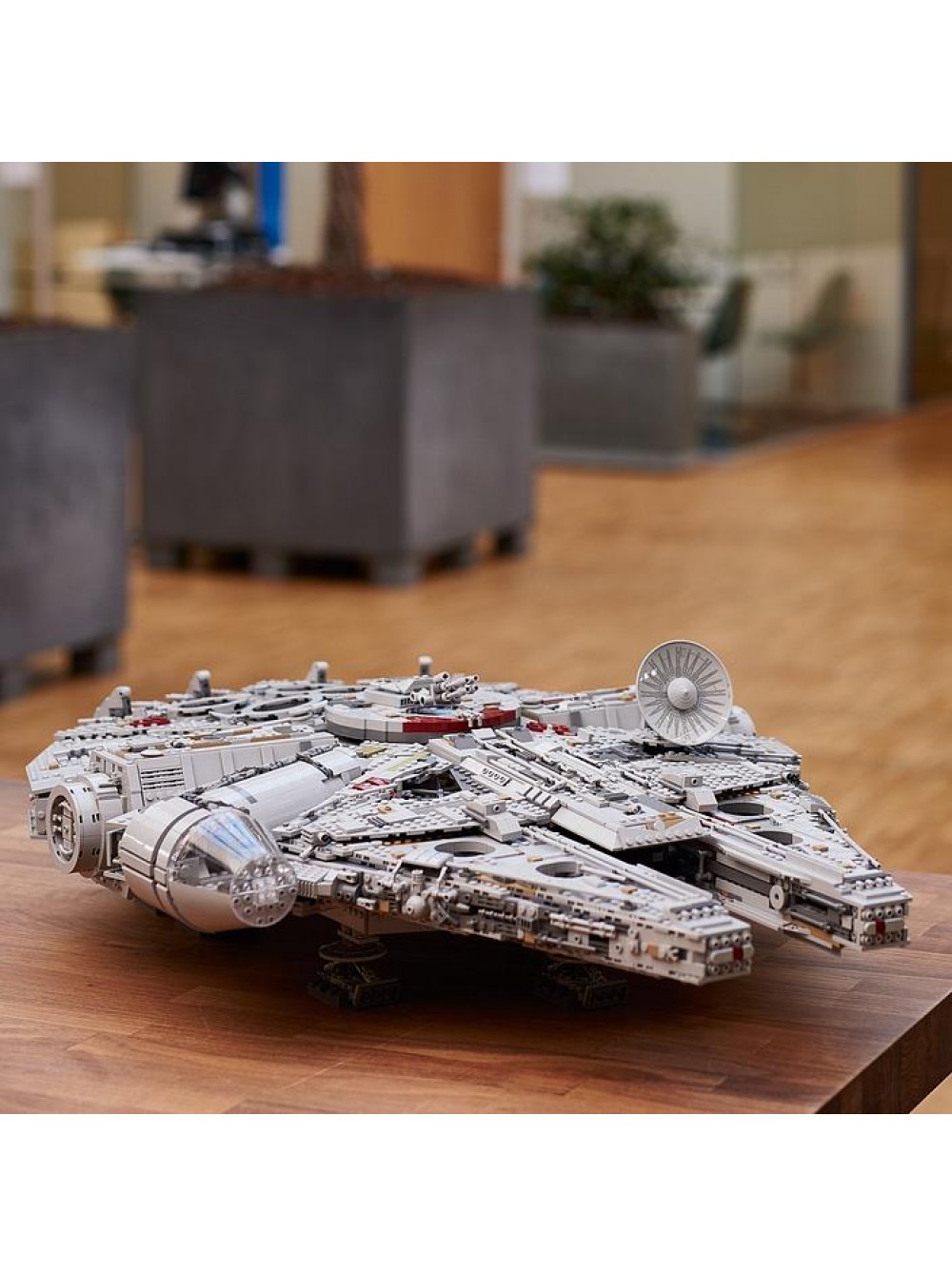 LEGO Star Wars 75192 UCS Millennium Falcon TV GIGANT. LEGO Star Wars 75192 UCS Millennium Falcon